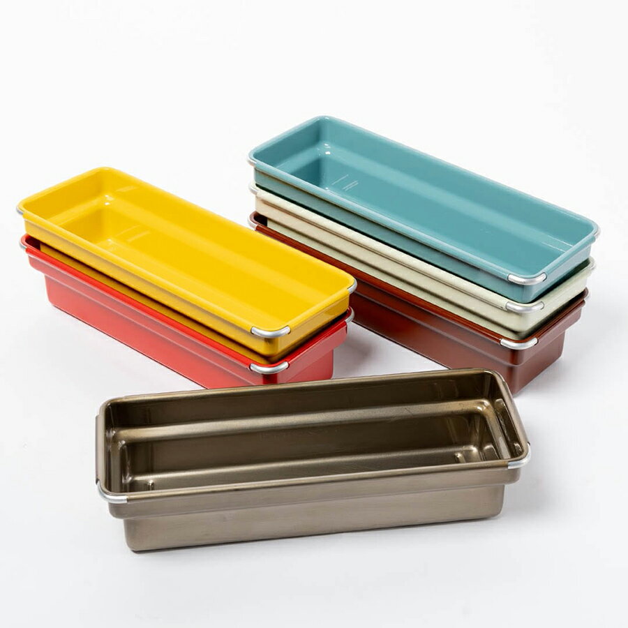 カラーバリエーション豊富なスチールトレイ。 十分な長さと深さがあるため、文房具や工具、コスメ、箸を含むカトラリーまで幅広く収納でき、中身を入れたままスタッキングも可能です。 使い込むほど味わいが増すスチールに、アルミのワイヤーが程よい抜け感...