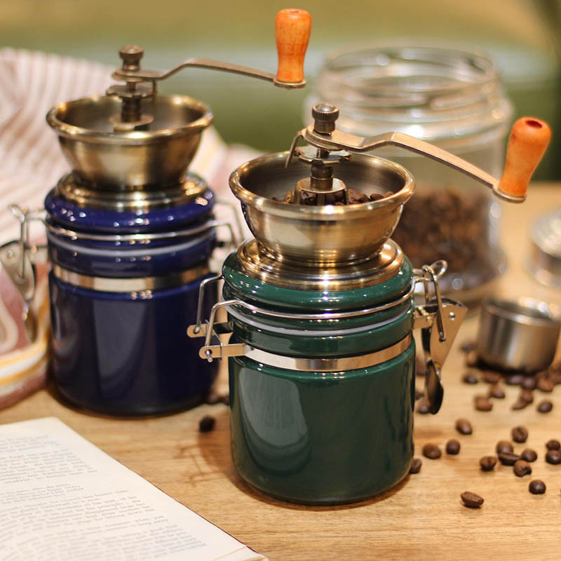 商品名COFFEE MILL "TERRA" 　コーヒーミル "テラ" サイズH.220mm W.155mm D.80mm 素材本体：アイアン、ニッケルメッキ 受け容器：ストーンウェア、シリコン グラインダー：セラミック ハンドル：アイアン...