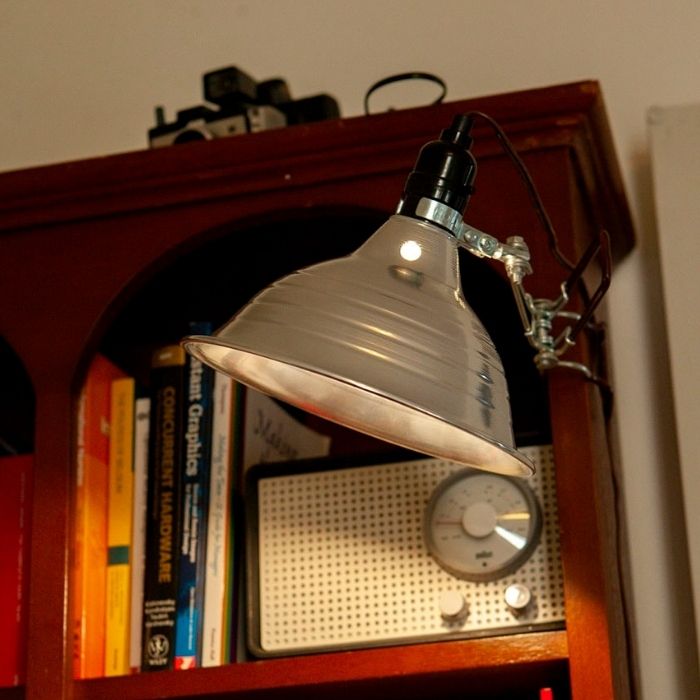 ALUMINUM CLIP LAMP M 明らかな個性が光る、クリップランプ 無骨で無機質な佇まいの中に、どこか懐かしさを感じさせるディテール。 オリジナルカラーが映える、存在感のあるクリップ式ランプです。 柱や棚、デスクの縁などに挟んで使...