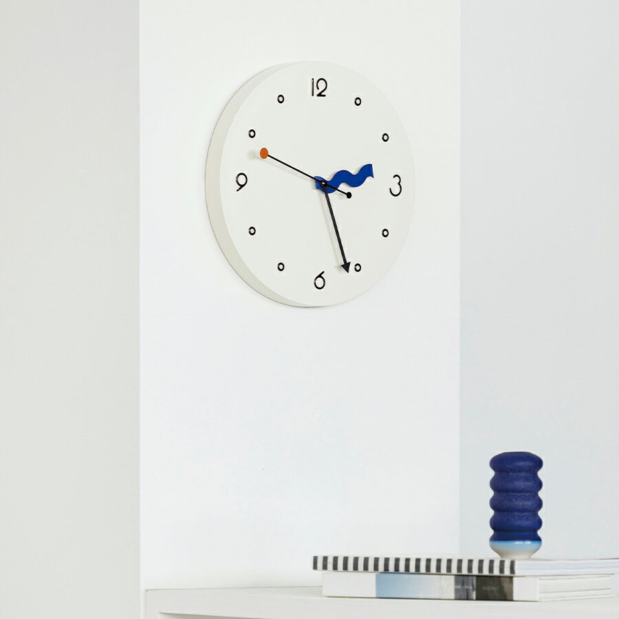 グラフィックアートのような佇まい なみなみさせた短針、矢印を模った長針、点と点を結ぶ秒針。 それぞれが自由で個性があり、重なり合う姿も面白い。 「楽しい！」を表現した、ポストモダンを連想させるプレイフルデザインです。 数字とインデックスに立...