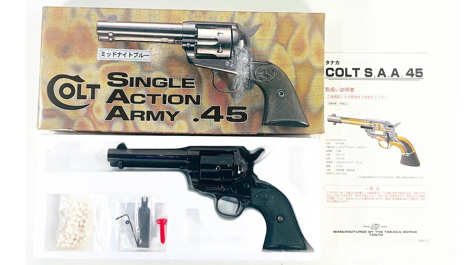 西部開拓時代の銘銃コルト・シングル・アクション・アーミー。4.5インチのシビリアンモデル。光沢のすばらしいミッドナイトブルーモデル。【中古・ランクA】室内使用のみや目立つ汚れや傷がなく、わずかな作動痕程度の美品です。中古品としてはキレイな商...