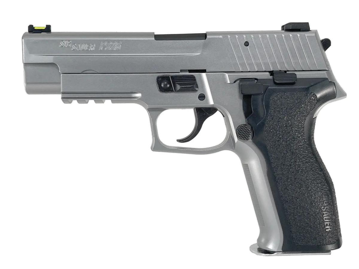 マットステンレス・フィニッシュのP226。サイトがカスタムされている。【中古・ランクA】室内使用のみや目立つ汚れや傷がなく、わずかな作動痕程度の美品です。中古品としてはキレイな商品です。【中古・画像の物が全てです】情報不足で本来の商品仕様が...