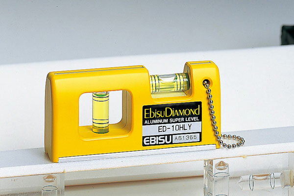 商品詳細 特長 ●畜光付で、明るい所で光を蓄積して暗い所で数分間発光します。 ●チェーン付きで、工具つり等に吊せます。 ●測定基準面にV溝付で、パイプ等が測定できます。 本体仕様 ●アルミ合金押出材硬化処理 ●チェーン付ABS樹脂カバー ●...