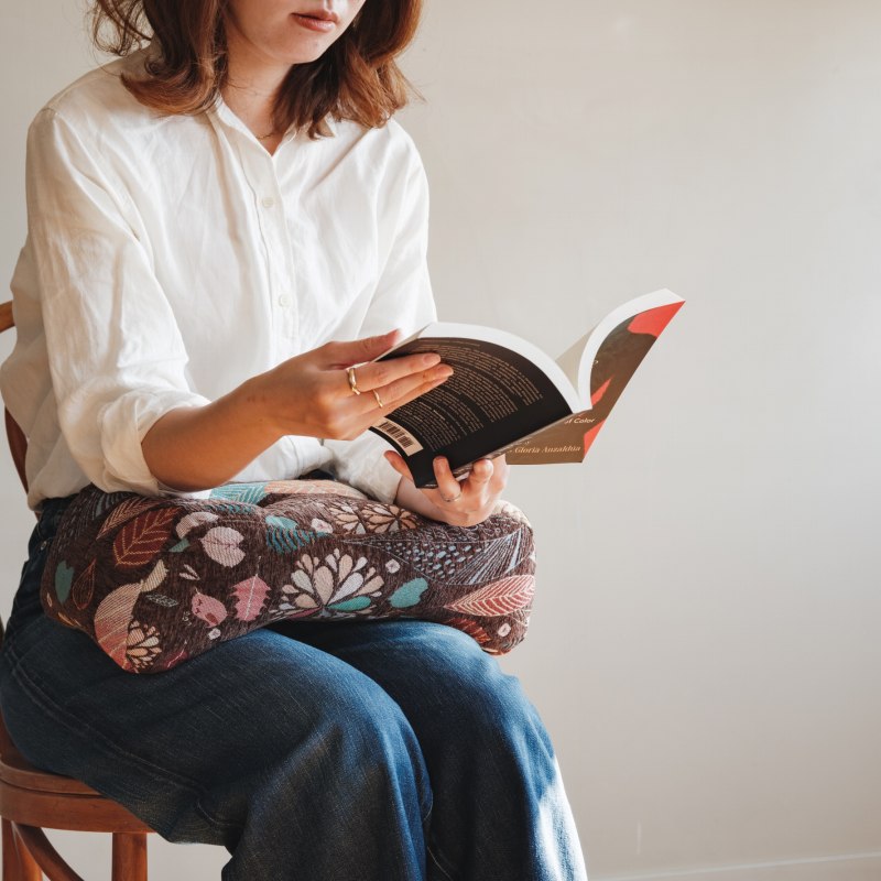 美しいジャガード織りのデザインが特徴で、日々の生活に彩りと快適さをもたらします。このクッションは、馬蹄形のユニークな形状で設計されており、腰へのフィット感が抜群です。リーフ柄が施されたこのアイテムは、自然の温もりを感じさせる色合いと模様で、...