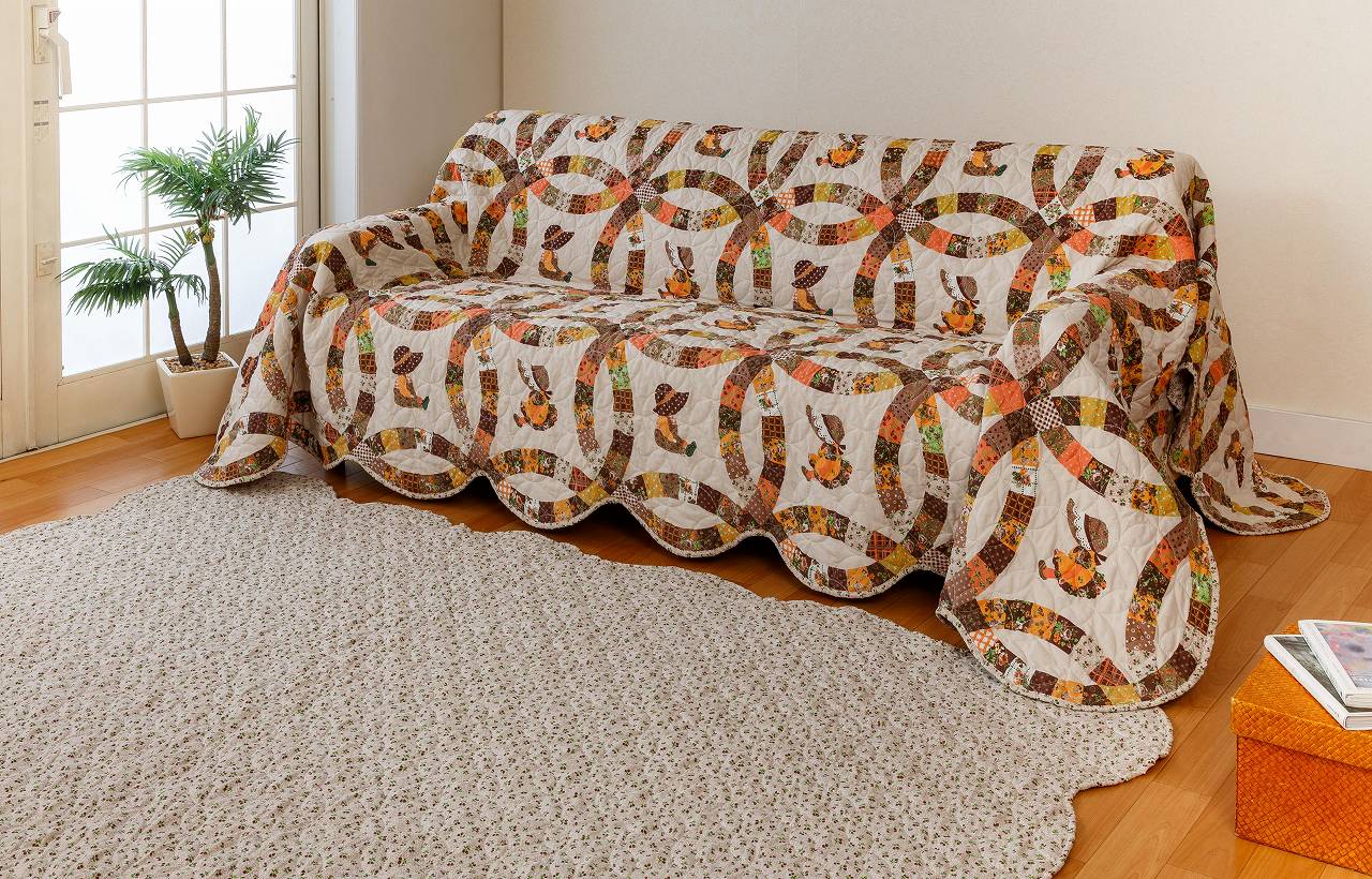 縁起のいい七宝柄をカントリー調に仕上げたデザイン。 表面ピーチ加工　生地を軽く起毛させて、コットンのようにやわらかな風合いとサラッとした肌触り。 ソファカバーやベッドカバーにも。表裏違う柄なので、気分に合わせて模様替えできます。