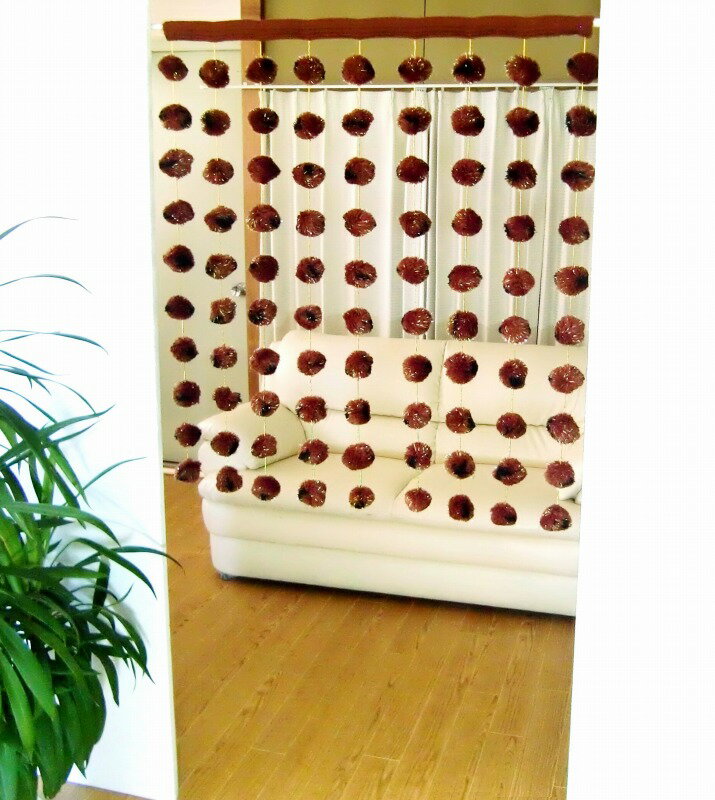 ヒョウ柄やわらか大玉ぼんぼんのれん（85 x 100 cm）は、お部屋の雰囲気を一新する魅力的なアイテムです。こののれんは、大胆なヒョウ柄と柔らかな素材感が特徴で、どんな空間にも洗練された印象を与えます。各ぼんぼんは丁寧に作られ、そのユニー...