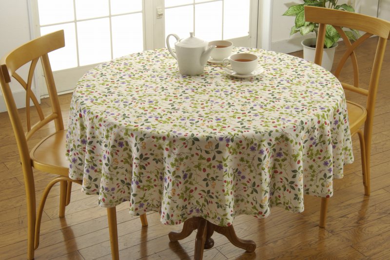 はっ水加工が施された大判テーブルクロス「アンジェ」は、来客時に便利なだけでなく、普段の食事の雰囲気を明るく演出します。円形のデザインが特徴で、食べこぼしや汚れから机を守るカバーとしても最適です。食卓の雰囲気を簡単に変えることができるため、日...