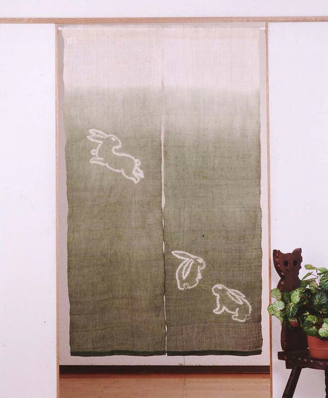 商品名：　麻100％のれん　うさぎ3匹　グリーン 素材： 麻100％ 原産国： 中国 サイズ： 90×150cm 備考： お手入れ 天然染料の為、色落ちします。単独でお洗いください。今はもうこのお値段では作れません。 ハリのあるざっくりとし...