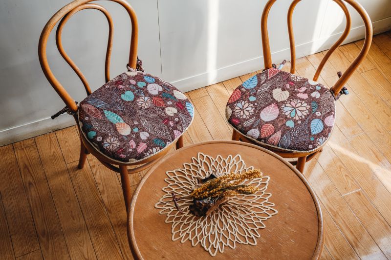 oriシリーズは、多彩な糸を織り合わせカラフルな一枚の生地を作っています。 プリント生地では表せない華やかと高級感があります。 しっかりした生地ですので、丈夫でながーくご使用頂けます。 触りごこちをよくするために、一部分で短毛起毛のような少...