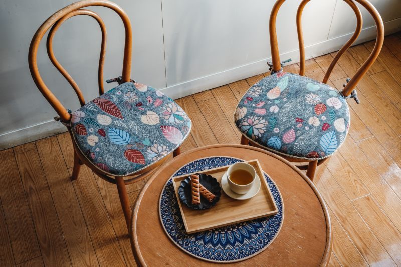 硬くて冷たいダイニングチェアにポンと置くだけで、ふんわり感がUPしお尻や腰が痛くなりにくくなります。 固定用のひもは簡単に装着できますので、ご使用の椅子に括りつけていただくだけでOKです。 中わたを外して頂き、カバーはお洗濯も出来ますので、...