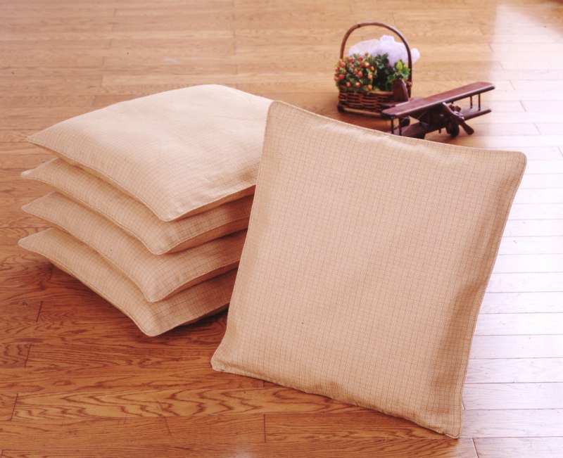 和調座布団カバー 寄せ木 55x59cmは、日本の伝統美を現代の生活空間に取り入れたい方に最適なアイテムです。この座布団カバーは、シンプルながらも繊細な格子模様が特徴で、どんなお部屋にも自然と溶け込みます。サイズは55x59cmと、一般的な...