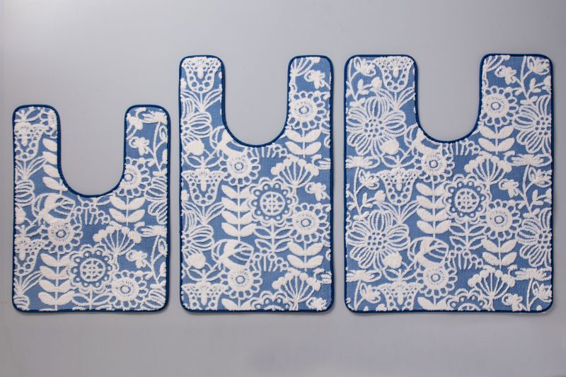 フラワーニュアージュのトイレマットは、ブルーの色合いが爽やかで、トイレ空間を一気に明るくしてくれます。サイズは60x100cmで、ちょうど良い大きさなので、どんなトイレにもぴったりフィットしますよ。花柄のデザインが上品で、毎日のトイレタイム...