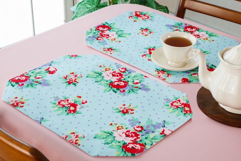 かわいい花柄が魅力のランチョンマットで、食卓を華やかに彩りませんか？この防汚加工花柄ランチョンマットは、ブルー系の爽やかな色合いが特徴です。お手入れが簡単なので、毎日の食事がもっと楽しくなりますよ！サイズは33×45で、ちょうどいい大きさ。...