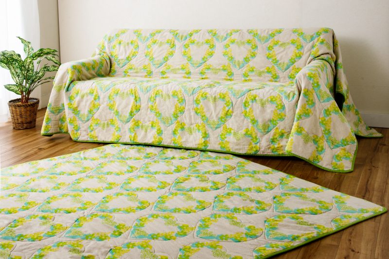 ウォッシュキルト マルチカバーは、コットン生地を製品化後に水洗い加工し、収縮させることでキルトに厚みと立体感を持たせています。この加工により、綿特有のシワ感が生まれ、肌ざわりが非常に優しく、風合いも良好です。ソファやベッドに掛けるだけで、空...