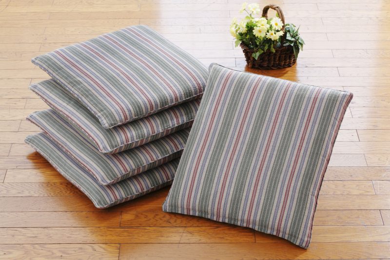 しじら織り座布団カバー「千歳」は、和室に最適なインテリアアイテムです。しじら織りの独特な風合いが、落ち着いた和の雰囲気を演出します。サイズは55x59で、一般的な座布団にぴったりフィットします。2枚組での提供により、統一感のある空間作りが可...