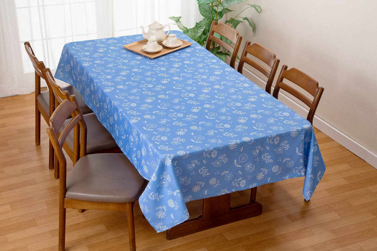 はっ水テーブルクロス145x230cm6人掛用ブルーは、日常の食卓を美しく彩るだけでなく、機能性にも優れたアイテムです。このテーブルクロスは、特に撥水加工が施されており、水や飲み物をこぼしてもサッと一拭きで簡単にお手入れが可能です。そのため...