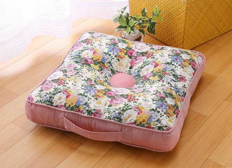 商品名：ピンク綿100%ボリュームフロアクッション 約縦43x横43x厚8cm このフロアクッションは、お部屋でのリラックスタイムをより快適にします。持ち運びが簡単な取っ手付きで、どこでも気軽に使用できるのが魅力です。約43cm四方のサイズ...