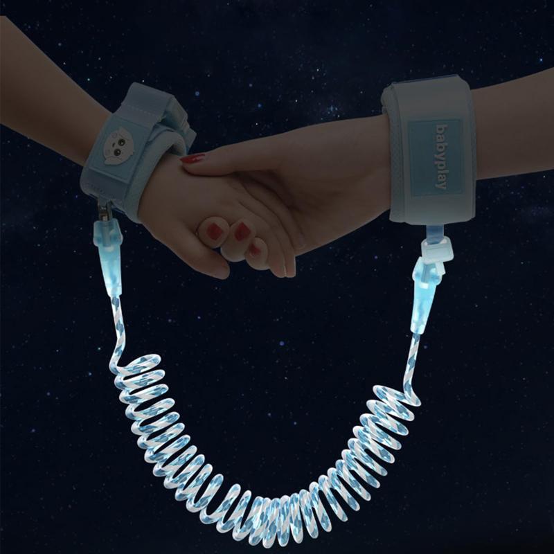 Joebo 迷子防止ハーネス 迷子防止紐1.5m/2m 夜に光を反射する 360°回転 伸縮可能 安全ロック付き 子供反失われた手首リンク縄 子供安全ハーネス 散歩 公園 お出かけ用品 迷子対策 (1.5M, ブルー)【安心の安全性】親子の...