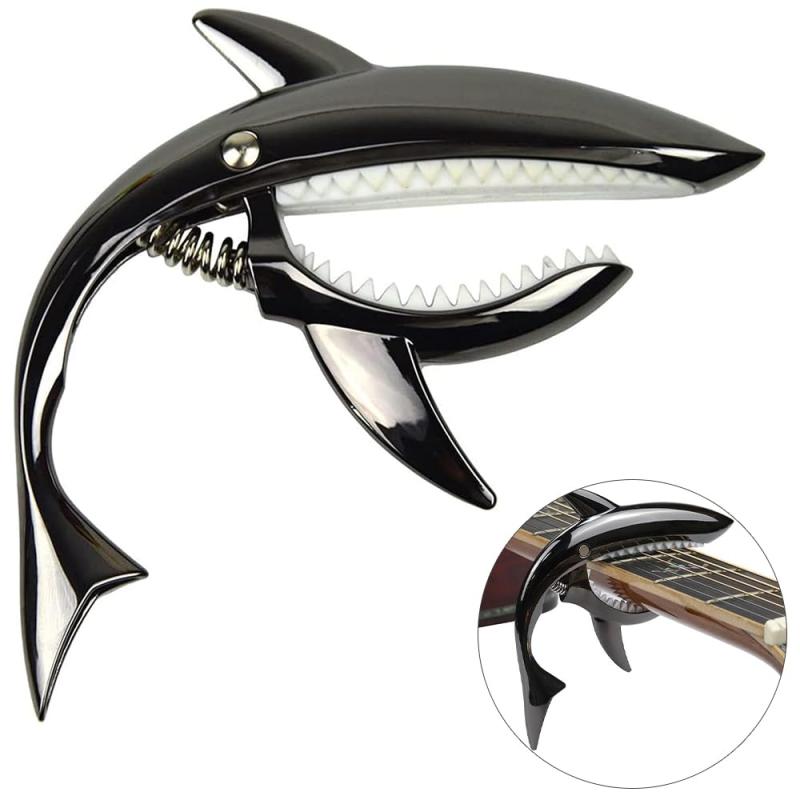 ワンタッチ 鮫形 ピック ギターカポタスト エレキギター カポタスト ウクレレ カポ ギター カポ 高級亜鉛合金強力 に弦をホールド 1個セット (シルバー)シャーク可変クリップ 長さ11cm、幅10.8cm、高さ2cm、材質：金属、色：ブ...