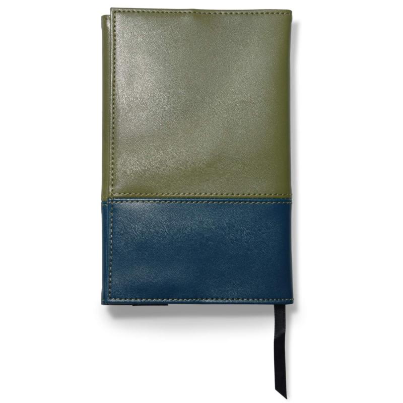 キングジム ブックカバー 文庫 合皮 オリーブ NC1971-OL文庫本サイズ。丈夫な合皮製ブックカバー。お洒落なバイカラーで、高級感のあるレザー仕様。【サイズ】295×170mm/文庫基本サイズ【材質】ポリウレタン、ポリエステル