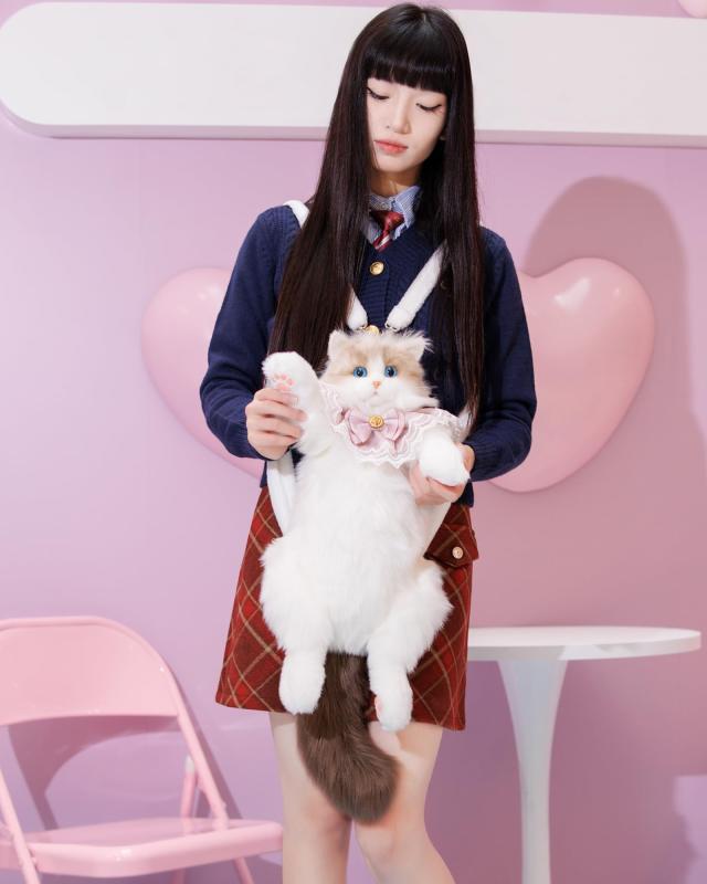 Chongker ハンドメイド リアルな猫型リュック 猫のぬいぐるみペット好きな人へのプレゼント 女性へのプレゼント (リュック)愛らしいデザイン： このハンドメイドの猫型バックパックは、とにかく愛らしい。ぬいぐるみの猫の目は一つ一つ丁寧に...