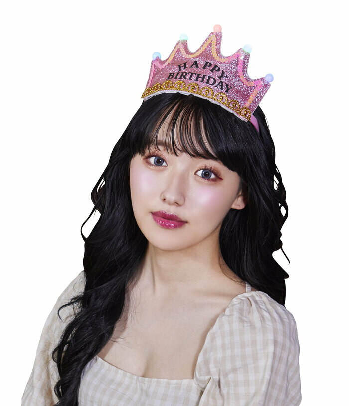 人気のモチーフやデザインを取り入れた、 誰もがかわいく主役になれるバースデーアイテムシリーズ 「HBD シリーズ」キラキラなラメが可愛いこのカチューシャは、光るので暗いところでも目立つこと間違いなし！点滅パターンは3パターンあります。カチュ...