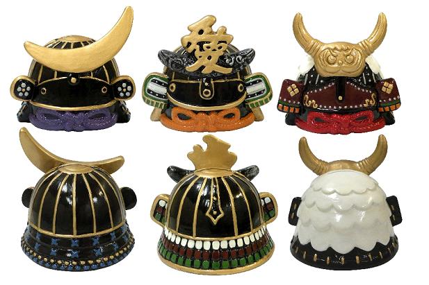 【商品説明】 ・戦国時代の人気の武将兜を形どった陶器BANKです。 ・全て500円玉で貯金すると約7万円貯まります。 ・全て100円玉で貯金すると約2万円貯まります。 【サイズ】 直江兼続：W120×D100×H105 (mm) 伊達正宗：...