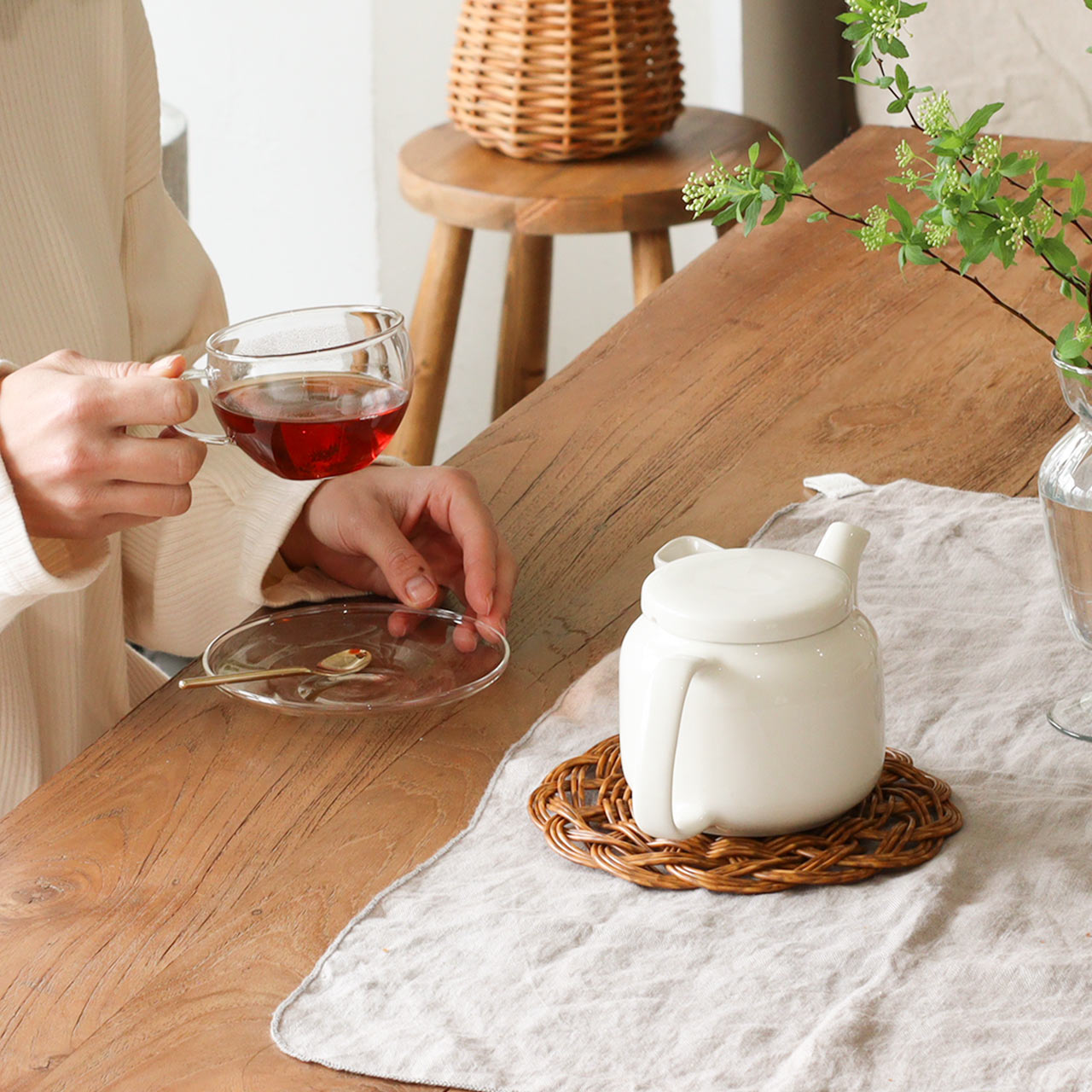 UTILE(ユティル) ポットマット手編みで仕上げたラタン風のポットマットです。お茶の時間にぴったりのポットマットは熱いお湯の入ったポットやお鍋からテーブルをやさしく守ってくれます。丸く花のように編まれたマットは置くだけでテーブルを華やかに...