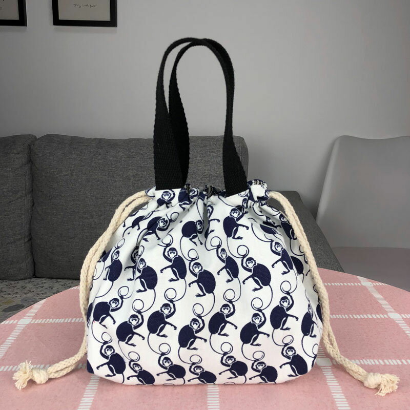 商品説明商品内容弁当袋素材布サイズ20cm*13cm*20cm注意書き商品写真は、できる限り現品を再現するように画像処理などの補正を行っておりますが、ご利用のモニターや環境により差異が生じます。予めご了承ください。上記の数値は、実測によるも...