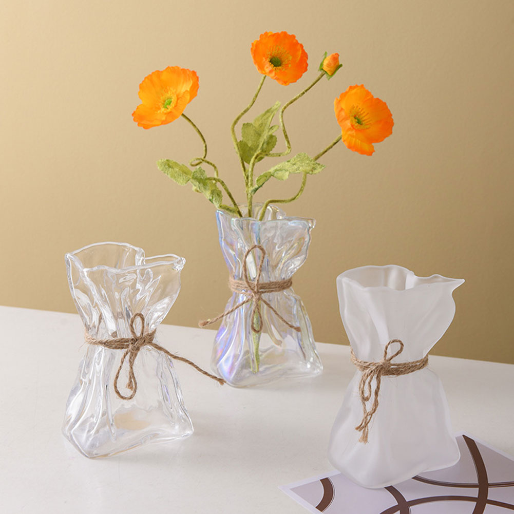 花瓶 おしゃれ フラワーベース ランダムシェイプ デザイン オーロラ ガラス▲クリアサイズ(約)幅9.5x奥行8x高さ14.5cm素材／材質ガラス色クリア商品説明花束をラッピングして縛ったように見せられる、ランダムシェイプガラスフラワーベー...