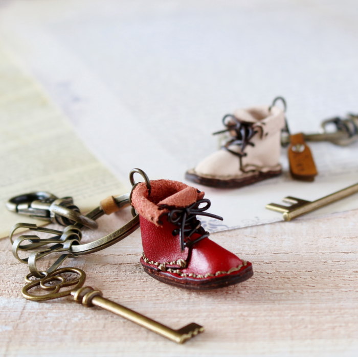 &nbsp;商品説明 可愛いレザーチャームが付いたキーホルダー！ 繊細なディテールを革職人が手作業で作り上げた、コレクションしたくなるほどの完成度です。 キーホルダーとしてだけでなく、バッグ等に付けてチャームとして使ってもとてもお洒落です。...