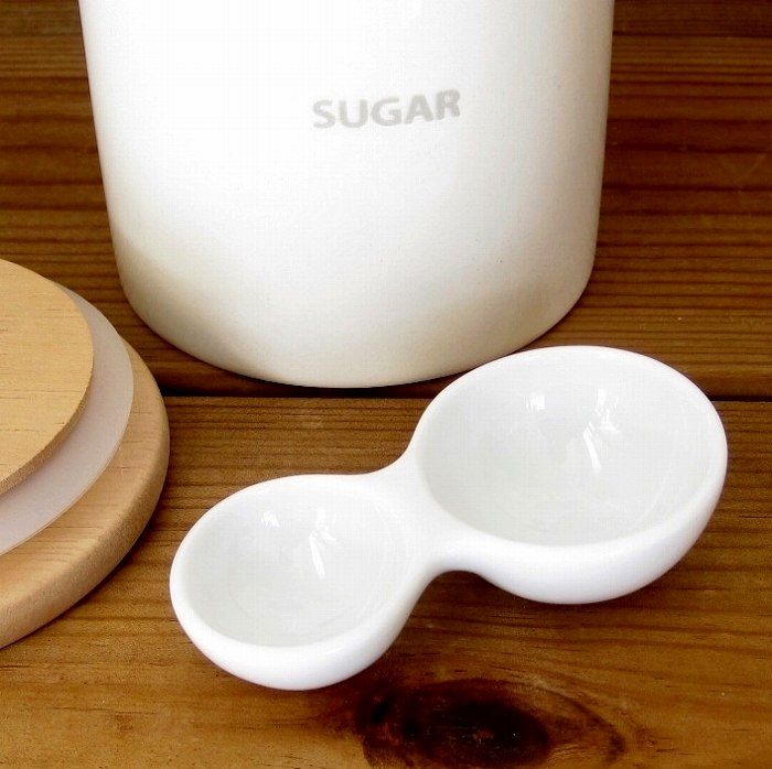 &nbsp;商品説明 清潔感のある白磁製の計量スプーンです。 砂糖、塩等はもちろん、醤油、やオリーブオイルなどの液体にも使えます。 磁器素材なので汚れやシミ、臭いなどの心配も無用です。 約15mlと5mlが計量でき、キャニスターの中にも収納...