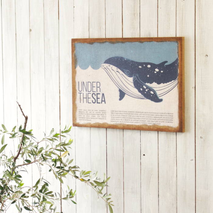 商品説明 ザックリとしたジュート素材にお洒落なプリントを施したキャンバスボード！ 70cmx50cmのボリュームのあるサイズが壁面のアクセント、お部屋の空間演出に役立ちます。 木のフレームにキャンバスを張ったシンプルな構造の為、軽量で裏面に...