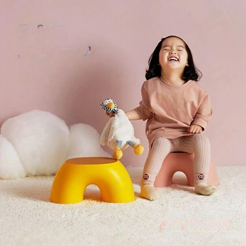 ロータイプの子供用スツールです。底部に滑り止めがついています。 カラフルで丸みのある形がとってもキュート☆ 6色からお好きな色をお選びください。 【サイズについて】 画像をご参照ください。 【カラーについて】 生産ロットにより柄の出方や色の...