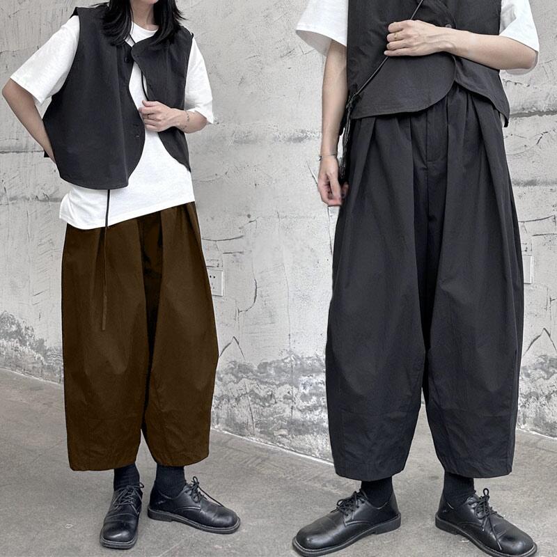 丸いシルエットが新鮮なワイドカーブパンツ。 ウエストゴム仕様になっているので着脱楽チンで、普段使いにも最適です。 程よくルーズなシルエットがクセになる、さっと穿くだけで余裕のあるこなれた雰囲気に。 絶妙なたぽっとしたゆるいシルエットが可愛く...
