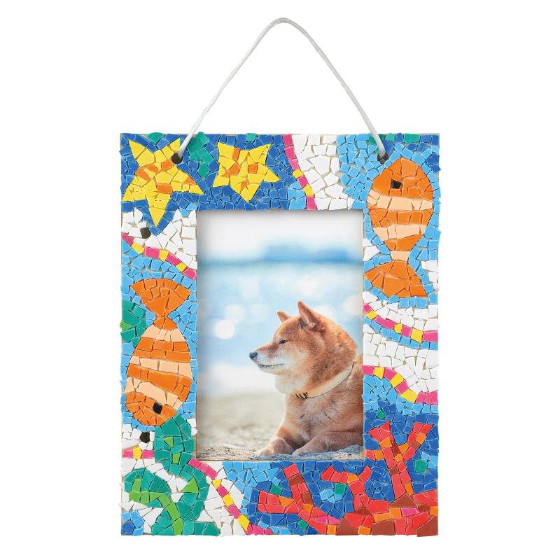 商品の説明 ⇒ 他のクラフト工作用品を見る 商品説明：プラモザイクを使ったフォトフレーム!壁掛けもできる!タテ置きもヨコ置きもできる木製フォトフレームをプラモザイクで飾れるキットです。l判の写真が入ります。モザイクアート　木製　フォトフレー...