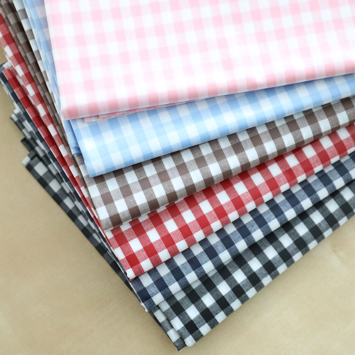 商品の説明 ⇒ 生地見本帳ページはこちら 40番手のベーシックなブロードのキルト生地です♪打ち込み本数100x70、ビニール貼り合わせのラミネート生地ですので、防水/撥水性抜群です♪ 定番格子柄チェックで使い勝手抜群です♪ 入園入学のレッス...