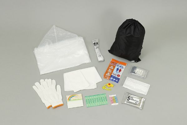 商品の説明 ⇒ 他の防災グッズを探す 商品説明：防災士監修商品サイズ（単位mm)：300x250x55mmセット内容：アシストバッグ 黒×1、防災用スティックライト×1、非常用アルミシート×1、ホイッスル（ひも付）×1、携帯簡易トイレ×2、...