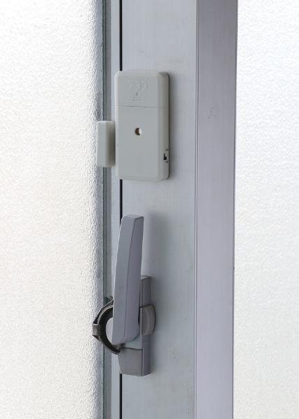 商品の説明 ⇒ 他の防犯アイテムを探す 商品説明：窓やドアに貼り付けて簡単設置！窓や扉が開閉すると大音量でブザーが鳴る！窓やドアに貼り付けて簡単設置！窓や扉が開閉すると大音量でブザーが鳴る！電源/ボタン電池 LR44×3付属両面テープ付商品...