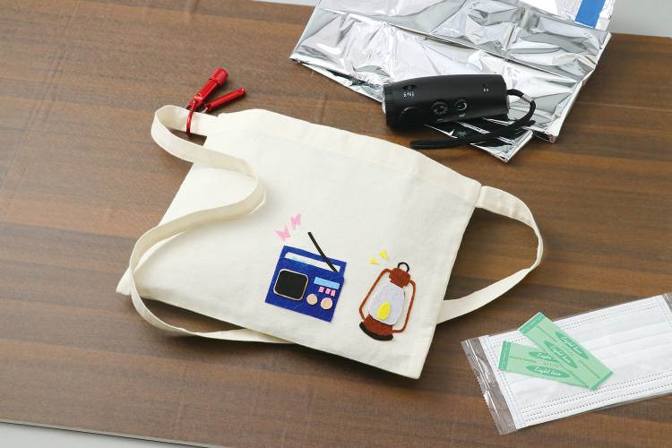 商品の説明 ⇒ 他の防災グッズを探す 商品説明：防災ワークシート付のサコッシュ時短でできます！インナーバッグで使いやすい大きさ！いつもの鞄の中にいれてもしもの時に備えよう！注意-商品サイズ（単位mm)：できあがりサイズ：約300×230mm...
