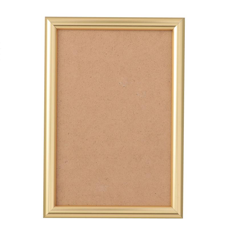 商品の説明 ⇒ 他のクラフト工作用品を見る 商品説明：写真や作品を美しく引き立てる、光沢感のあるゴールドフレーム！100×150mmが入るフレーム。縦置き、横置き両方に対応しています。吊り金具がついているので壁につるすこともできます。フォト...