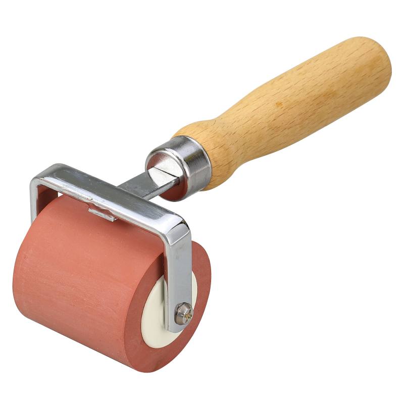 商品の説明 ⇒ 他のクラフト工作用品を見る 商品説明：壁紙クロス、滑り止めテープ、アルミテープの貼りつけ、版画や空気抜き作業等に！インクを塗るのに適した硬度の版画ローラーです。ひっくり返すとローラーが浮いた状態になるので、インク練り板以外の...