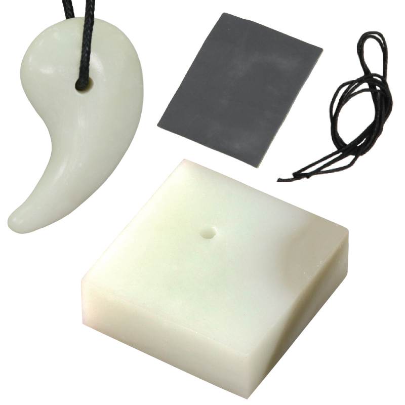 商品の説明 ⇒ 他のクラフト工作用品を見る 商品サイズ：高蝋石：35×35×12mmセット内容：高蝋石(穴加工済)×1、ロウ引きひも(黒)×1、耐水ペーパー(#2000)×1、つくり方説明書×1重量：47.5g材質：高蝋石(穴アケ加工)包装...