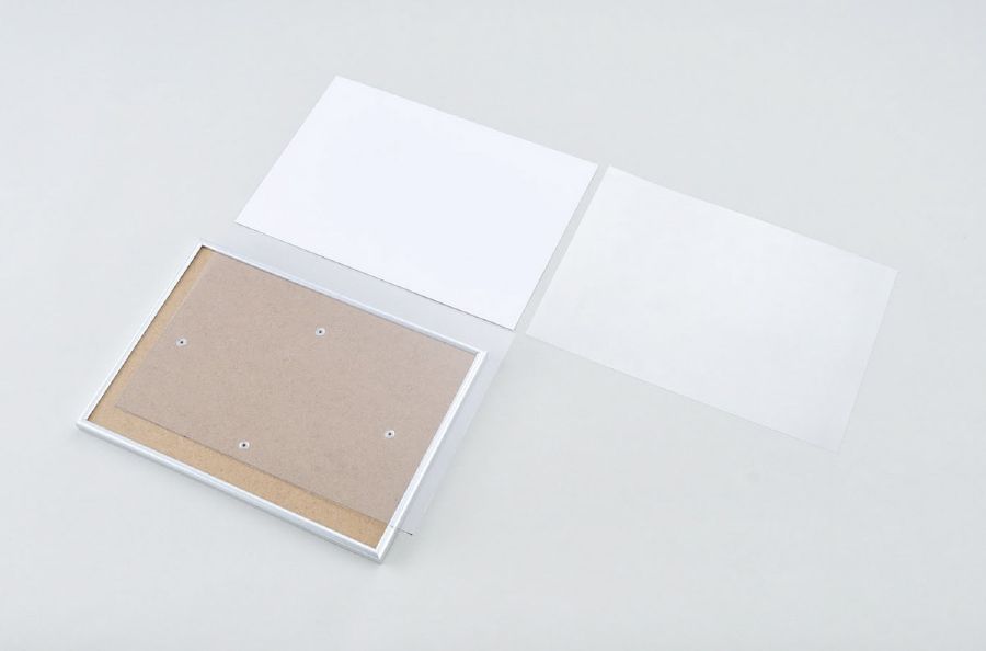 商品の説明 ⇒ 他のクラフト工作用品を見る 商品サイズ：150×100×0.3mmセット内容：メタリックフレーム（ハガキサイズ）×1、画用紙透明板（ハガキサイズ）×1、画用紙（ハガキサイズ）×1 パーティ・イベント衣装・コスチューム・ワーク...