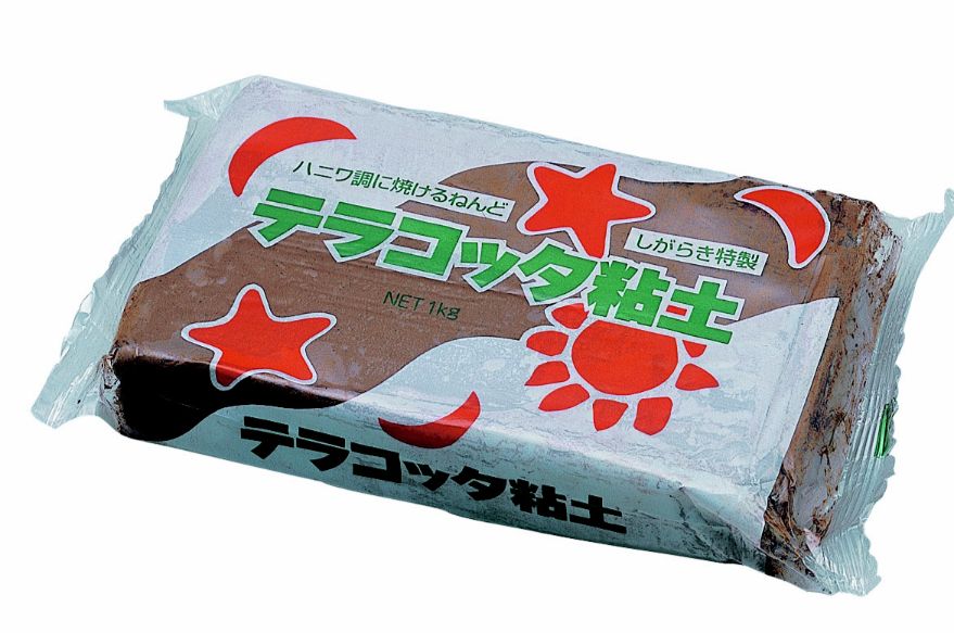 商品の説明 ⇒ 他の粘土/ねんどを探す 商品説明：素焼きするだけで赤褐色のきれいなハニワ調に焼ける素焼専用ねん土です。商品サイズ：165×95×35mmセット内容：1ケース20入重量：1Kg 激安手芸用品通販店ウイングスだからできる問屋価格...