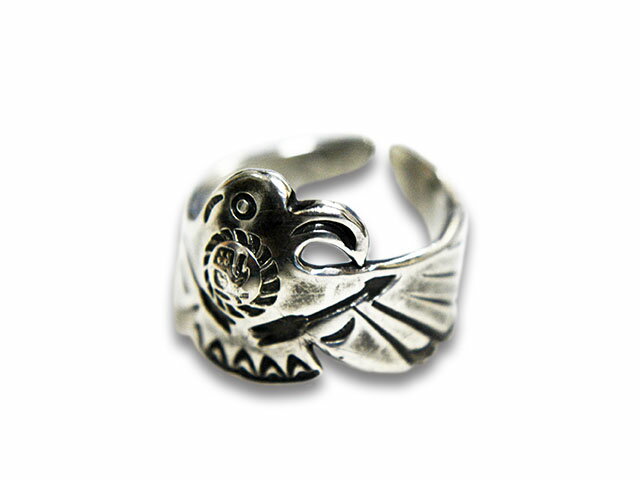 ギフト対応【Satiety Bird Bar Ring】 商品詳細 【CHOOKE/チョーク】の「Satiety Bird Bar Ring/サーティエティーバードバーリング」になります。 1点1点コインを溶かし叩き伸ばして形成するコインシ...