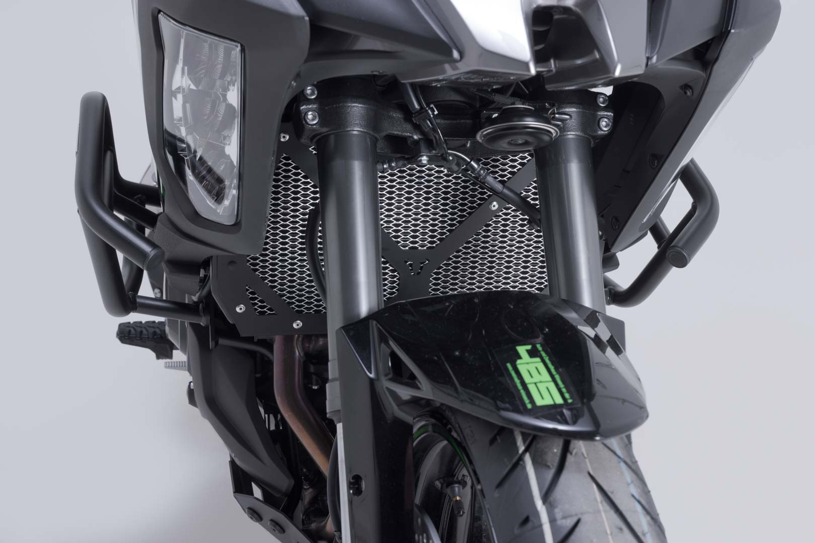 品番：KLS.08.922.10001 / KLS0892210001EAN / GTIN: 4052572294017ラジエーターガードバイクの外観に合わせて設計されたこのプロテクターは、飛び石によるプロテクションをさらにしっかりと提供し...