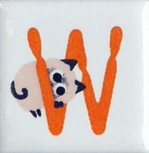 ピチタイル文字「W」 例えば、こんなふうに使います!! かわいいねこちゃんが「W」からのぞいています。 さあ！何つくる？　壁紙に直接貼ってもいいね。　 タイル裏面にはシールがついています。簡単に取付OK！！ 雨水などの水分の多い場所でのご使...