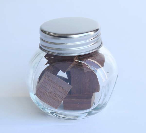 プチウッドタイル アイアンウッドでできたとってもシンプルなプチウッドタイル!! 両面テープを貼って気になる部分にちょこっと貼ったり・・・ ワンポイントに使ったりと・・・ 小瓶に10個入っています。 16×16×8ミリ　材質アイアンウッド 自...