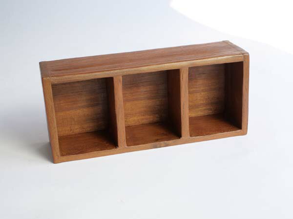 チーク ボックス ディスプレイ ボックス 3口 高級材チークで出来た自由に使えるディスプレイボックス。 お気に入りの雑貨を飾ったり、小物入れにしたりと・・・ かわいくディスプレイすることができます。 シンプルなウッドボックスだからどんなテイ...